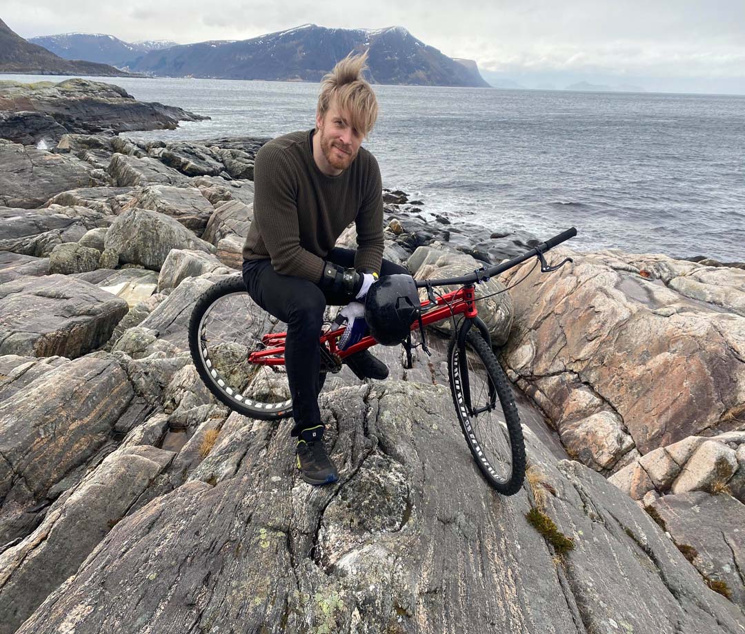 Thomas hopper over steiner på sykkel - slive.no